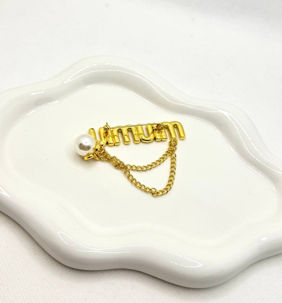 Miu Miu brooch - Γυναικείες τσάντες και αξεσουάρ