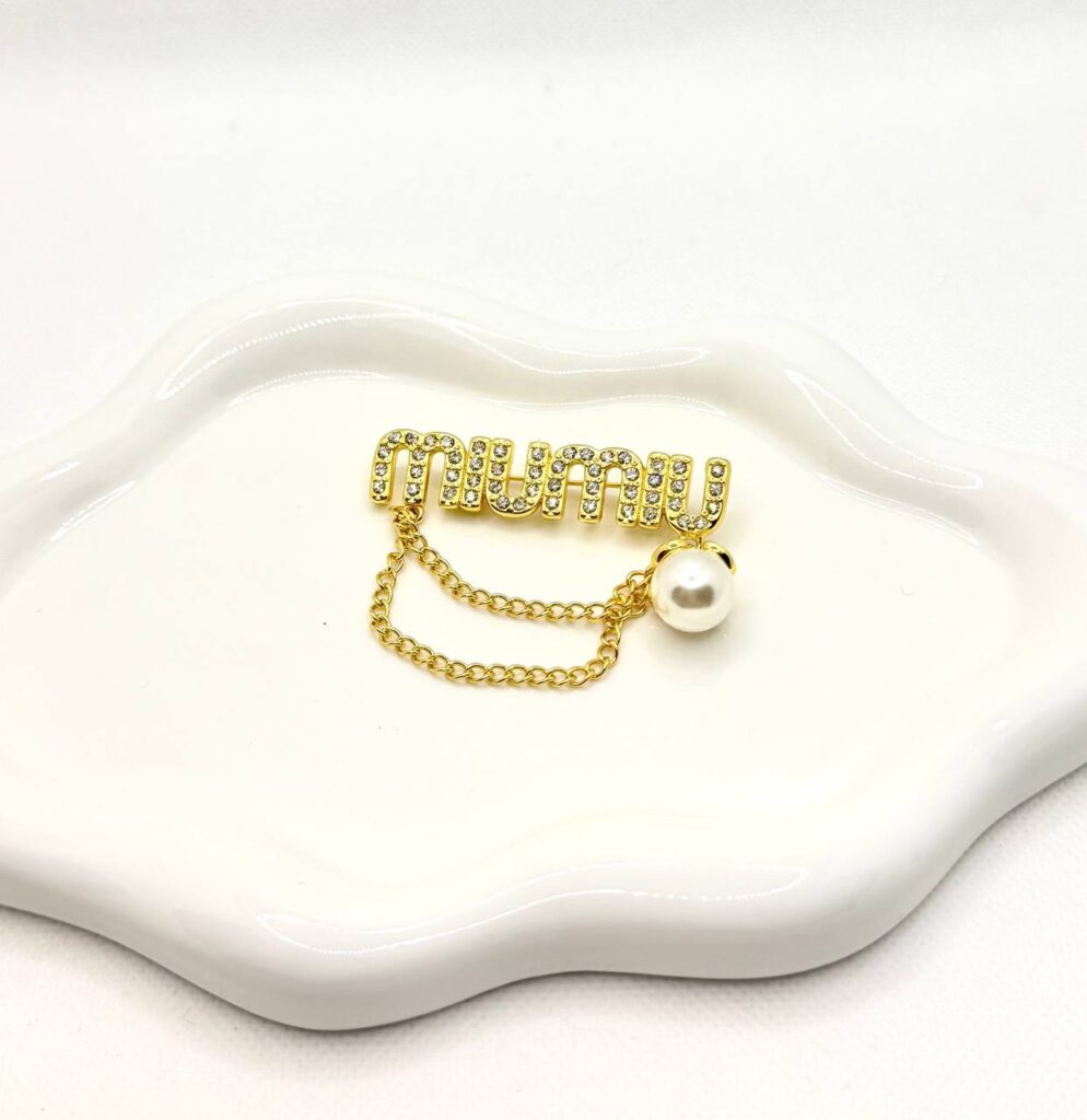 Miu Miu brooch - Γυναικείες τσάντες και αξεσουάρ